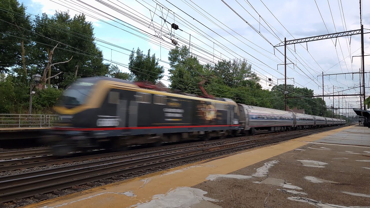 Amtrak Train with ACS-64 No. 606 w/ National Geographic King Tut wrap ...