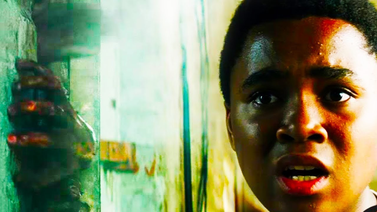 IT (2017) Pennywise Scares Mike in Alley Way with Burning Parents Scene ...