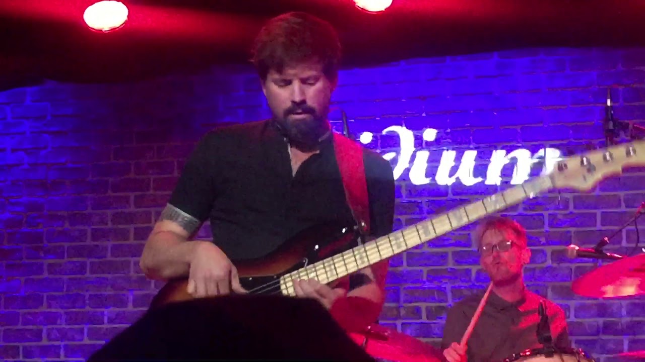 Dylan Wilson bass solo (Richie Kotzen in Iridium NY) - YouTube