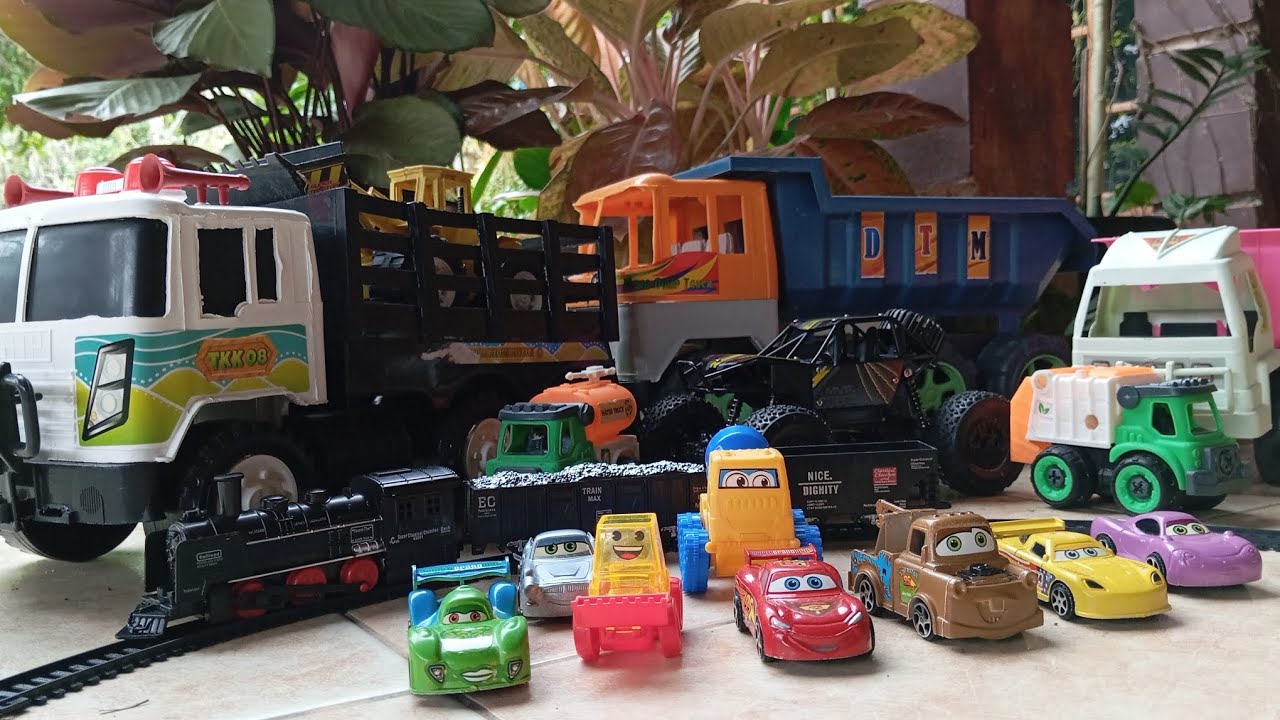Menemukan mainan mobil monster dan Ligthing McQueen - YouTube