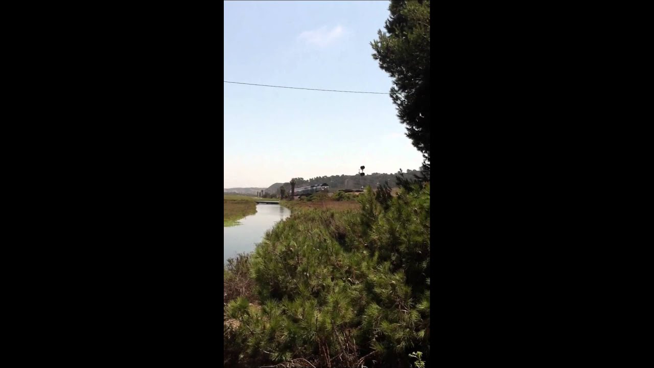 F40PH 2104 leads Northbound Coaster through Del Mar - YouTube