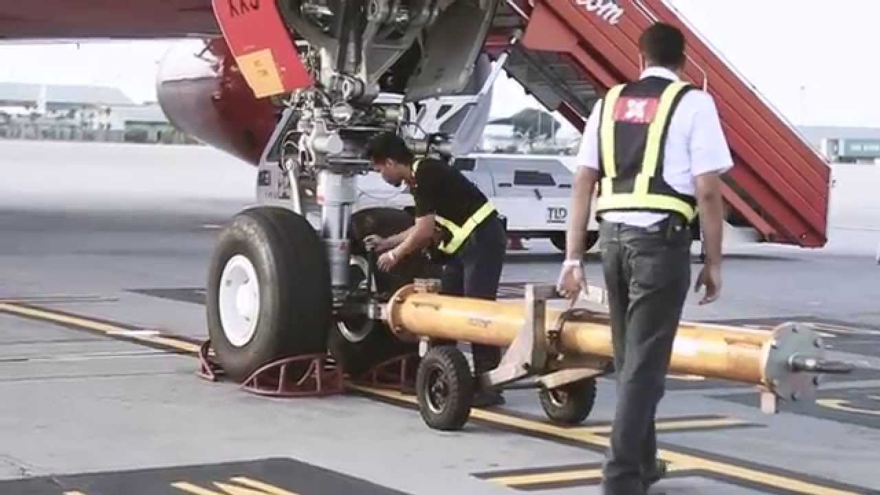 #togetherwestand - AirAsia Stories 07 - Engineer - YouTube