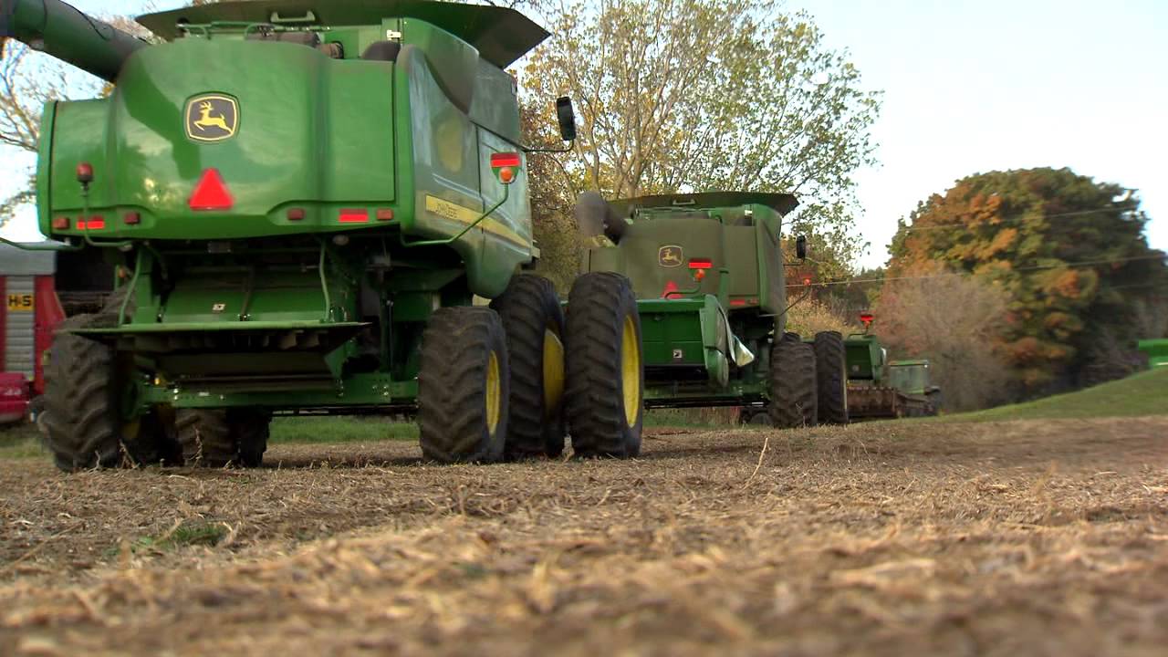 Wisconsin Farmers Come Together To Help One of Their Own - YouTube