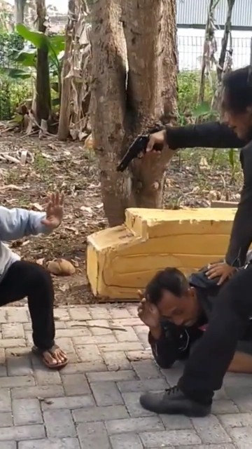 Preman kampung salah palak intel polisi #shorts - YouTube