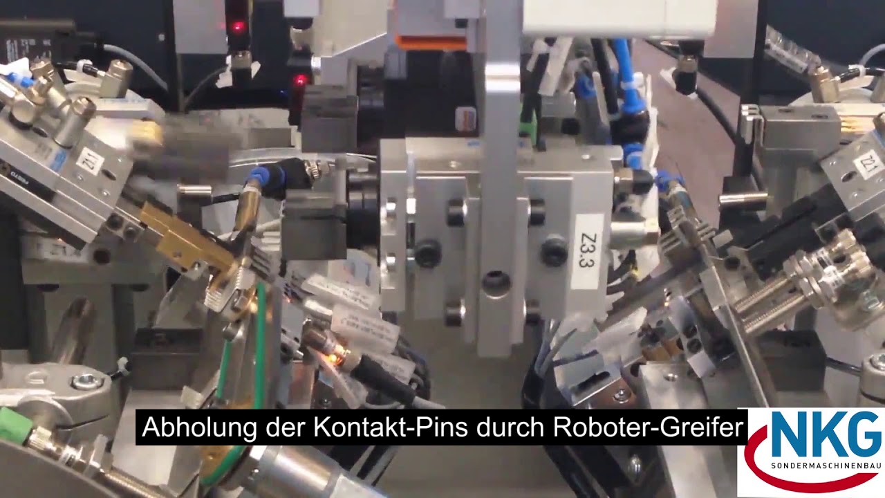 Einsetzen von Kontakt-Pins in Spritzgussform - YouTube