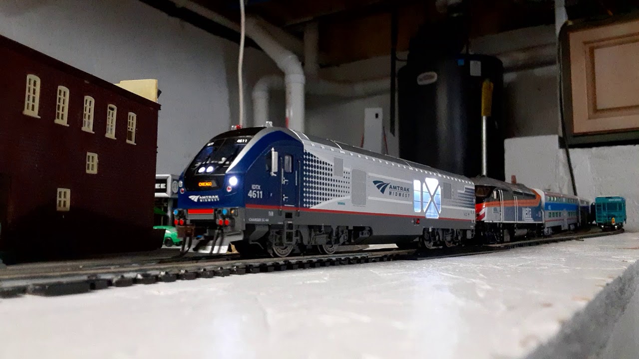 Amtrak SC-44 Charger 4611 on Metra (HO-Scale) - YouTube