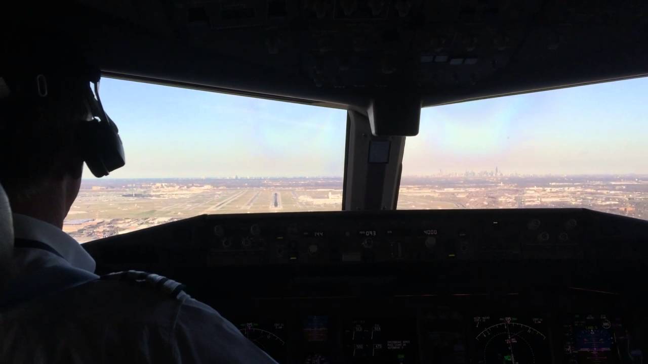Boeing 777 Final Approach Landing Chicago ORD Flight Deck - YouTube