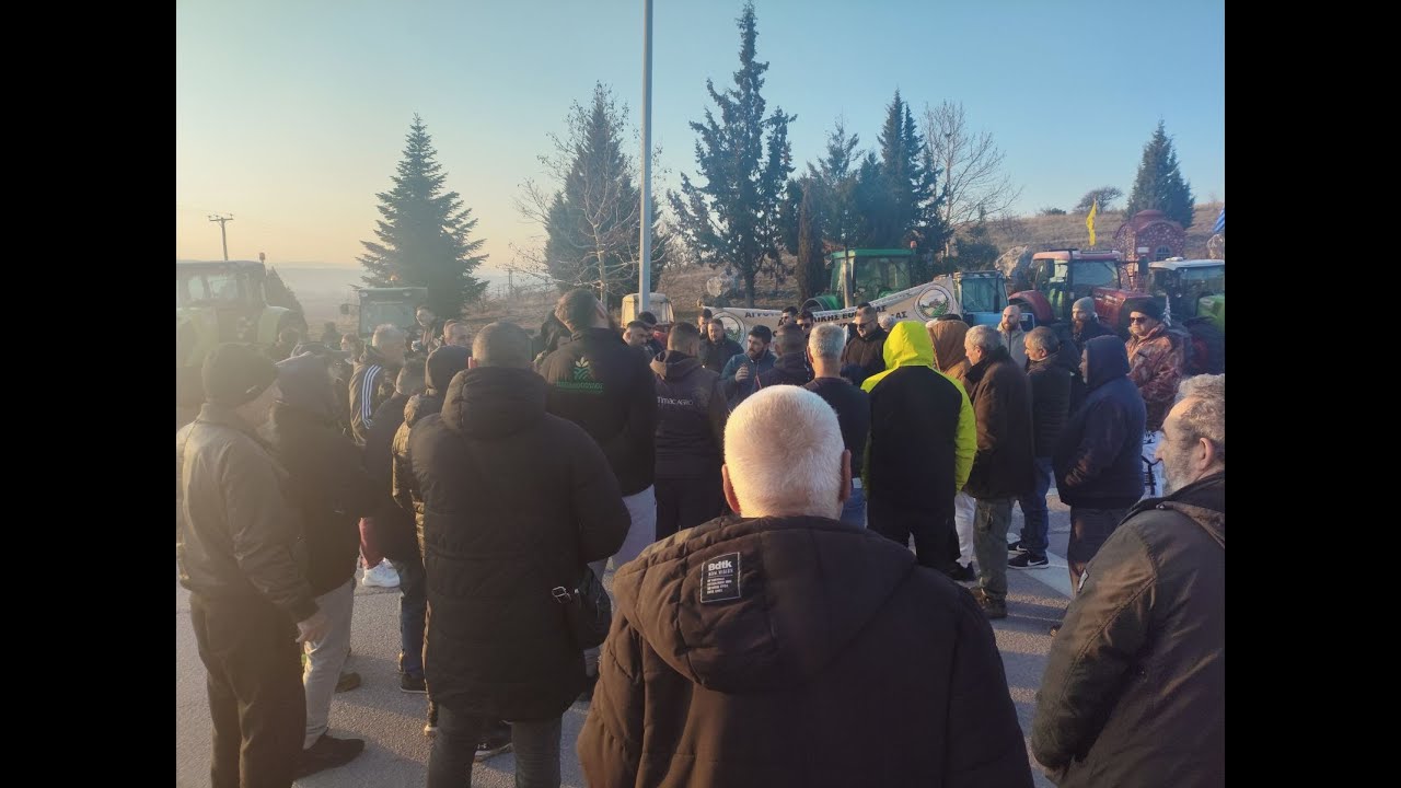 ΚΛΙΜΑΚΩΝΟΥΝ ΤΙΣ ΚΙΝΗΤΟΠΟΙΗΣΕΙΣ ΤΟΥΣ ΟΙ ΑΓΡΟΤΕΣ ΜΕ ΚΛΕΙΣΙΜΟ ΔΡΟΜΩΝ - YouTube