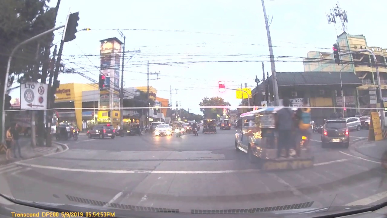 Jeepney Runs Through Red Light - YouTube
