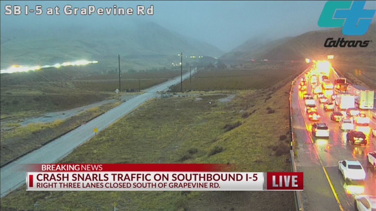 Crash snarls traffic on southbound Interstate 5 - YouTube