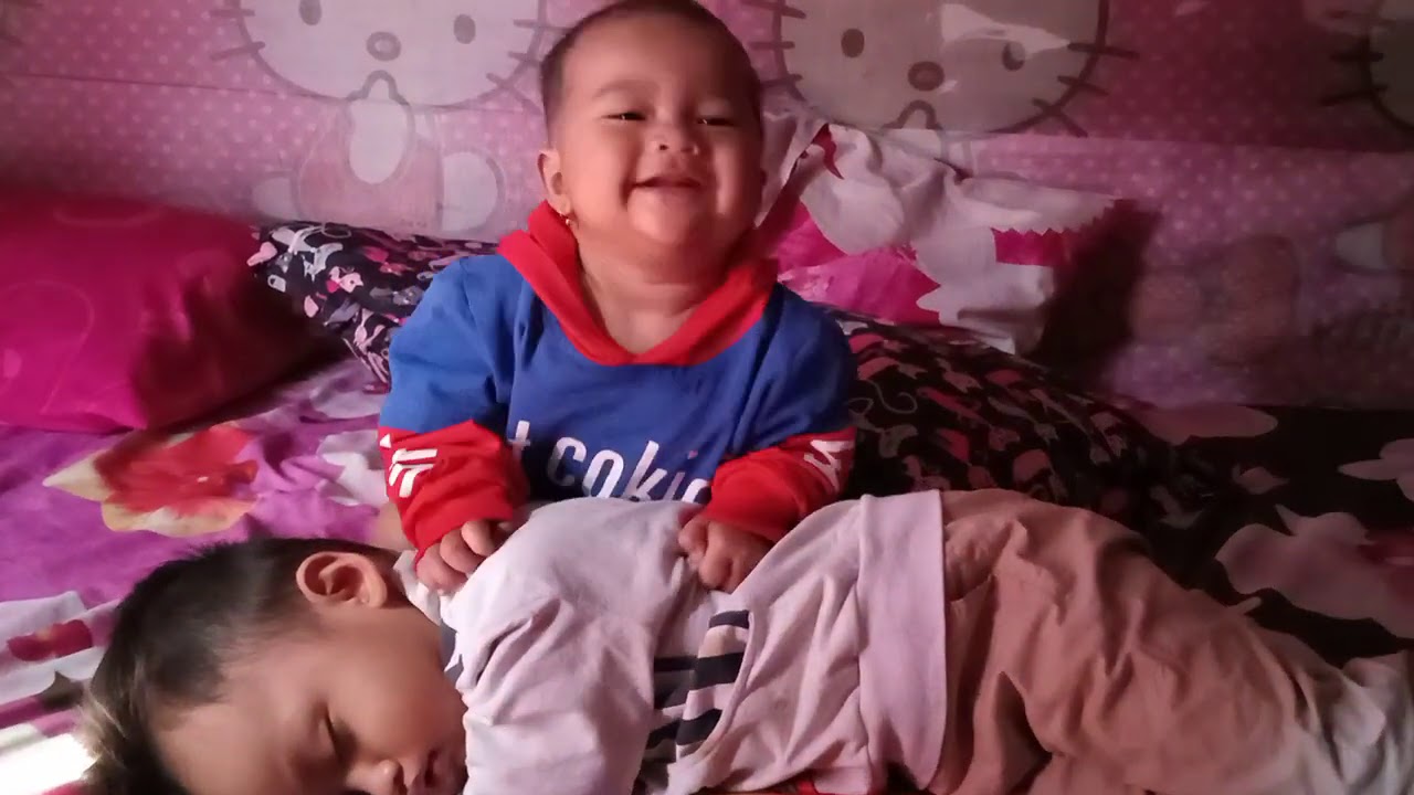 adek gangguin kakak tidur - YouTube