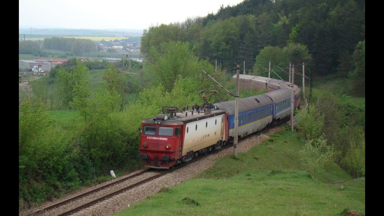 EA666 cu mecanic corect, trece prin Scheia cu trenul IR1765 Iasi ...