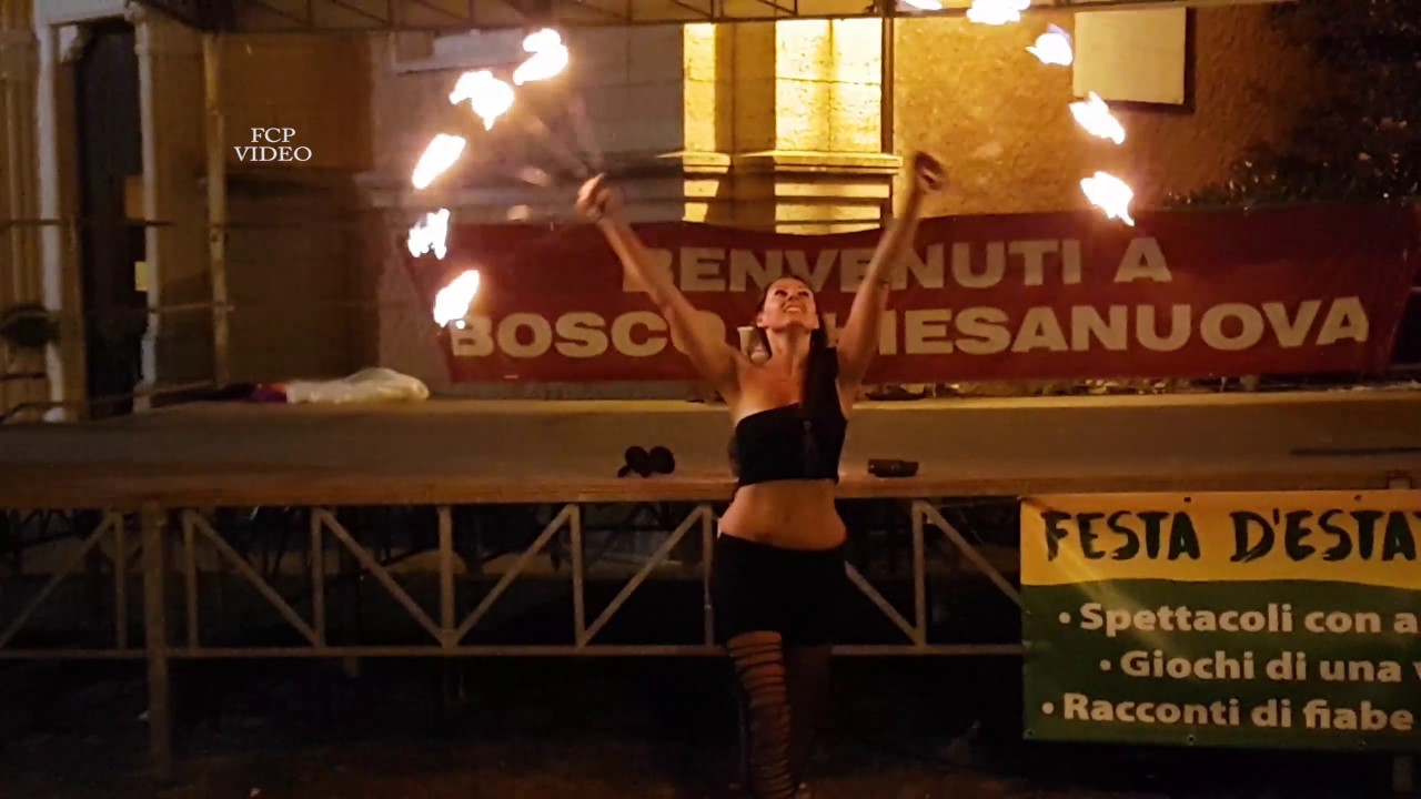 WOMAN EAT FIRE - INCREDIBLE WOMAN SHOW FLAMES WITH THE BOW - YouTube