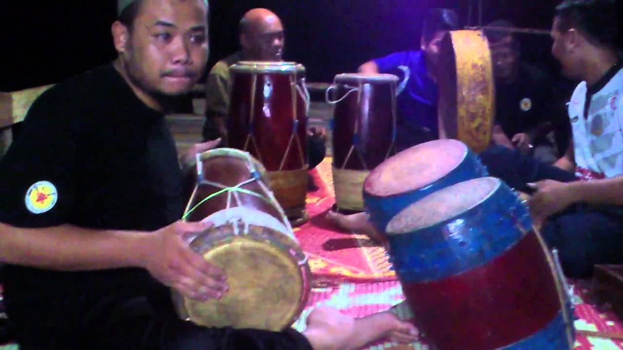 Gendang silat asli usul Terengganu2 ( paluan muzik wayang kulit) - YouTube