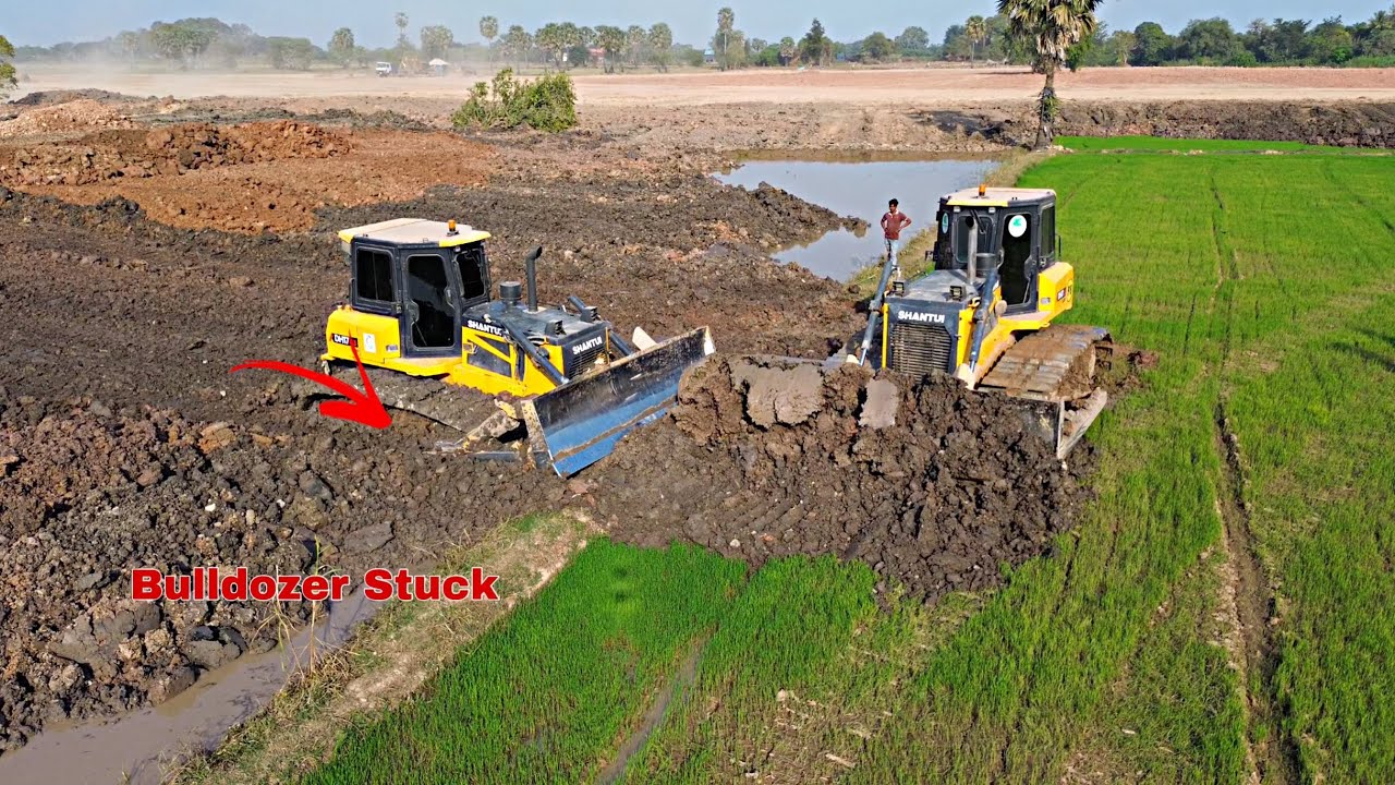 Amazing bulldozer skill helps bulldozer stuck in mud and filling up ...