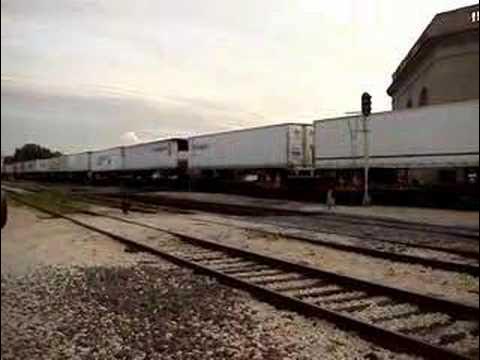 BNSF #7775 Leads Intermodal, Bluebonnet and GP60B, Joliet IL - YouTube