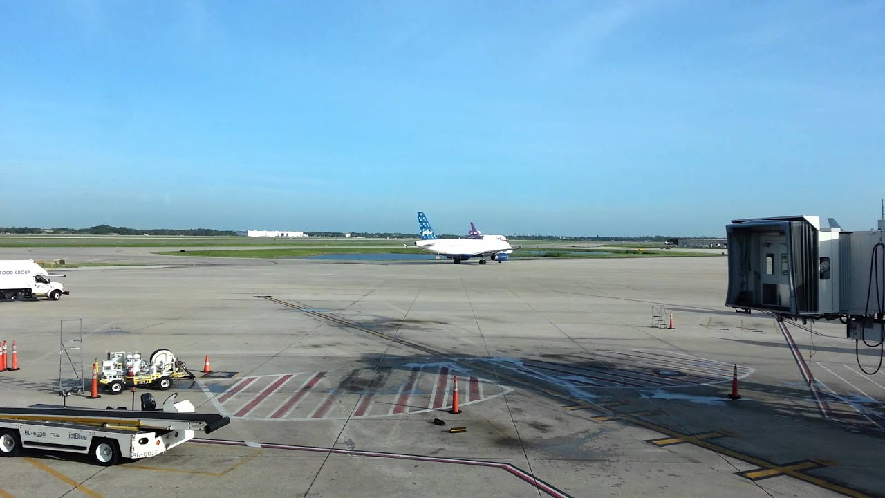 JetBlue Airways A320 Airbus & FedEx Express taxiing at MCO Orlando ...