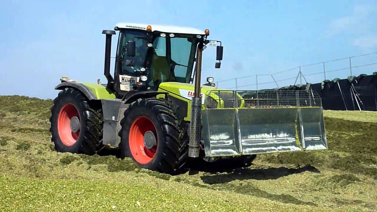 CLAAS Xerion pushing and compacting corn silage - YouTube