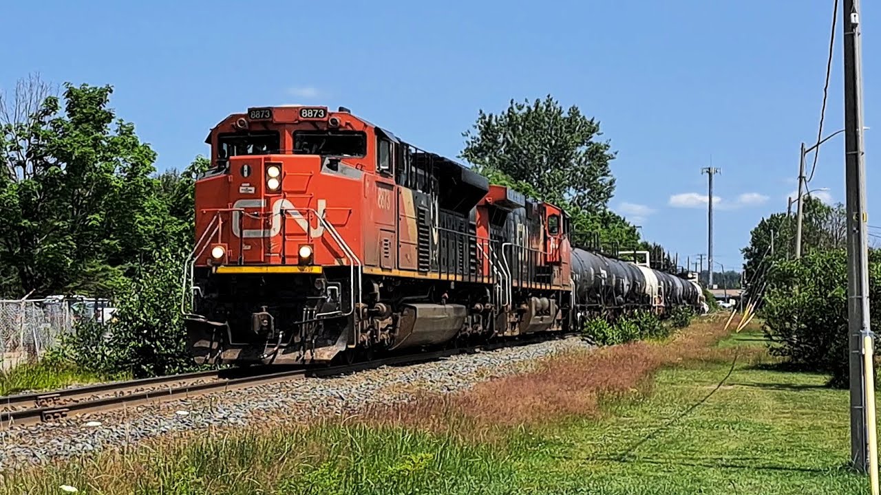 THUMBS UP FROM THE CONDUCTOR! CN Train 598 Westbound With EMD Leader - YouTube