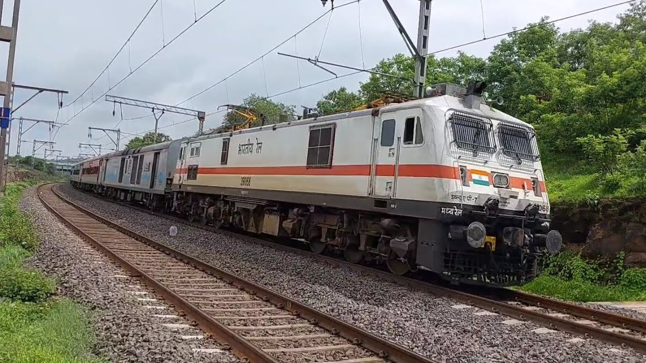 Mumbai CSMT-Pune Indrayani Express Led By A Clean Looking KYN WAP-7 - YouTube