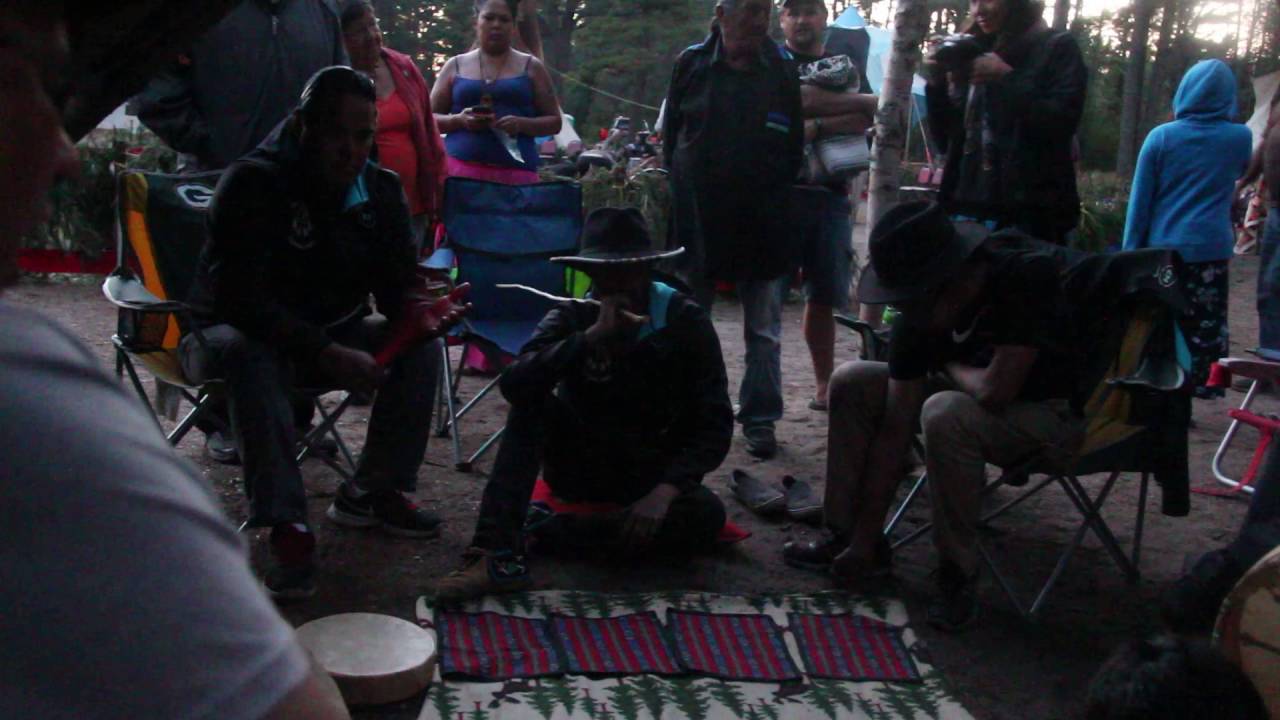 Ojibwe Moccasin Game at Great Lakes Gathering 2016 - YouTube