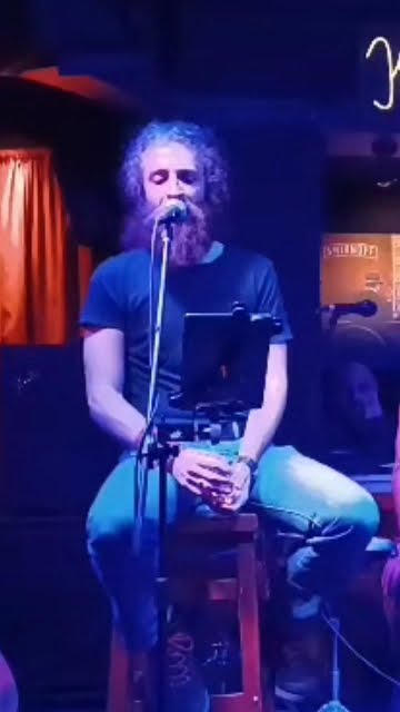 Εγω δεν ειμαι ποιητης Νικος Παπαζογλου #live #καφωδειο #ελληνικό # ...