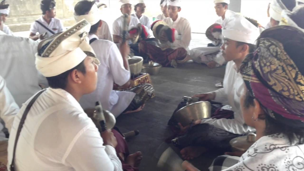 Balinese Beleganjur Gamelan - YouTube