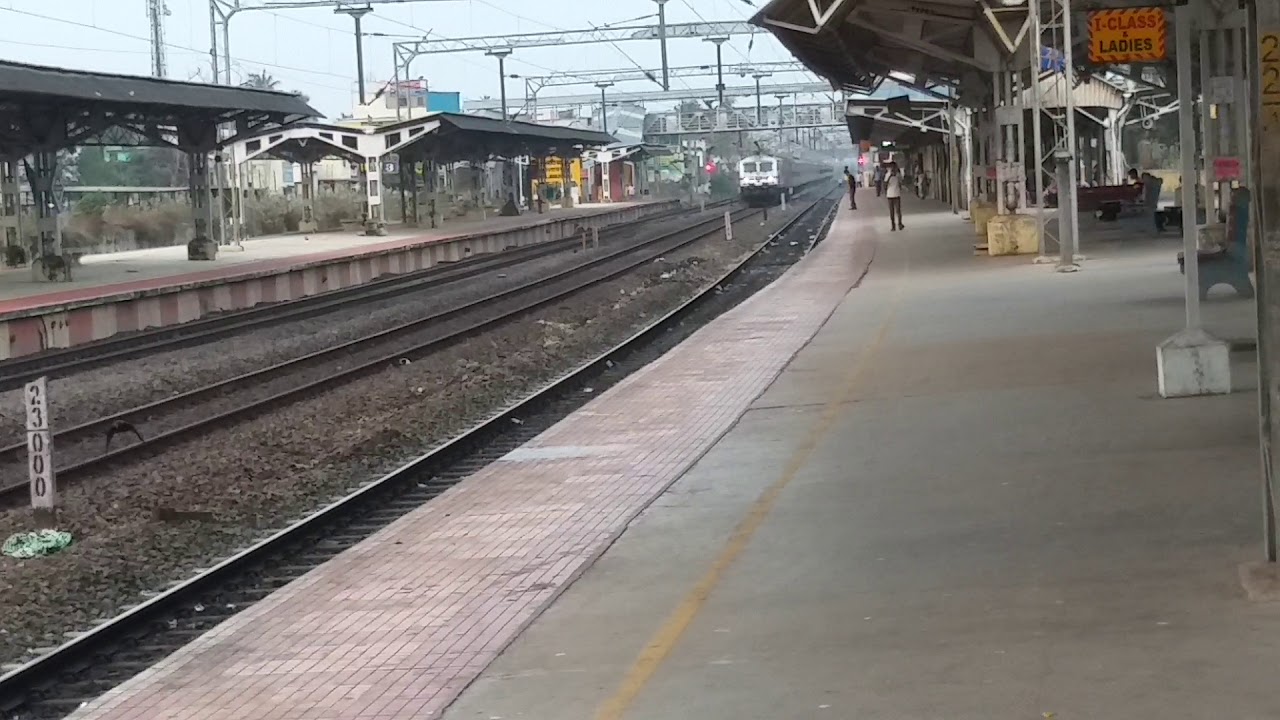 Nellai Express (12632) sprints at Pallavaram - YouTube