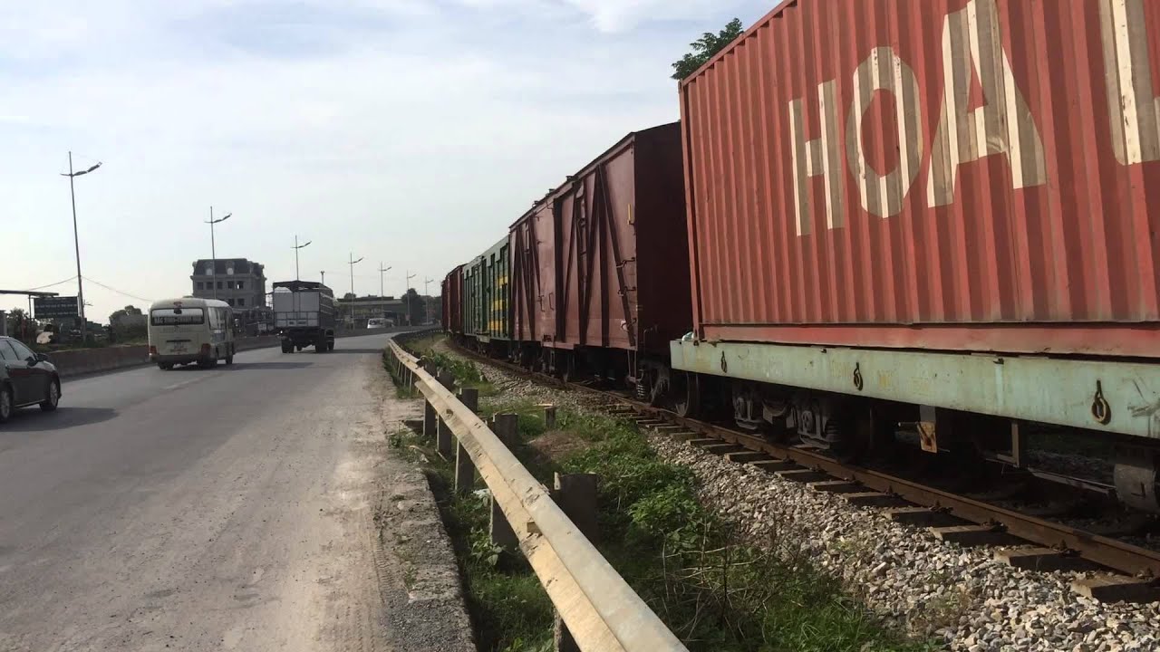 D18E-610 kéo tàu hàng - 02.06.2015 (HD1080) - YouTube