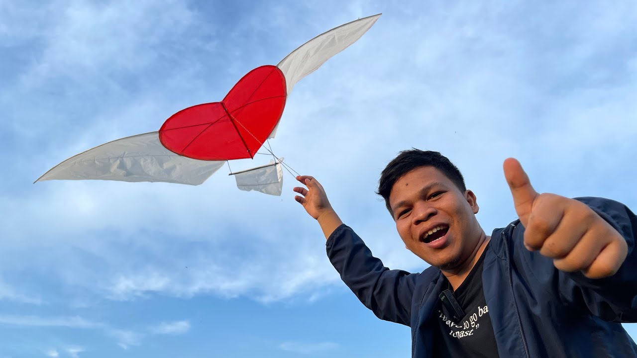 TERBANGKAN LAYANGAN LOVE BERSAYAP YANG LAGI VIRAL SERU!!! Lihat ini # ...