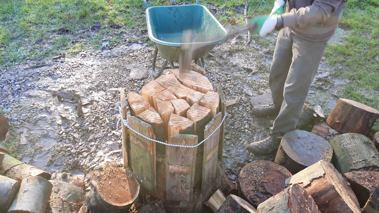 Rückenfreundliches Holzhacken - YouTube