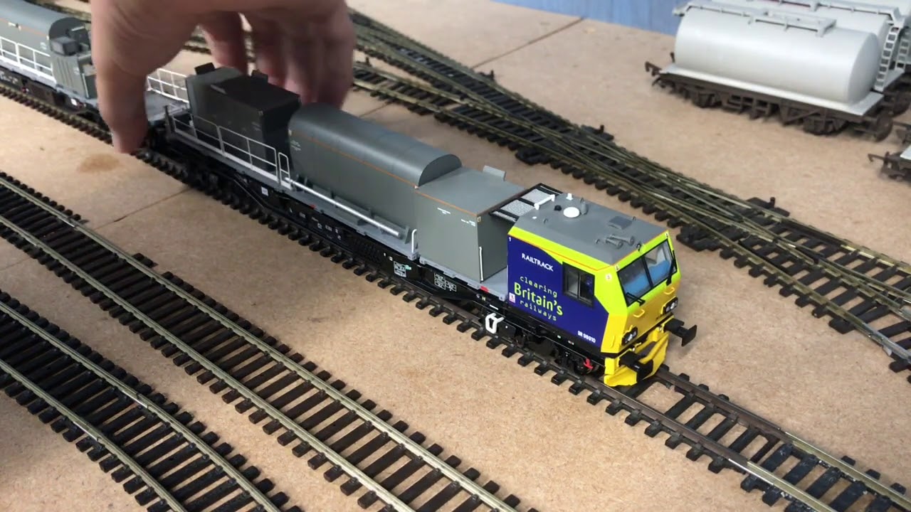 Taking a look at the Bachmann Railtrack MPV part 2 - YouTube