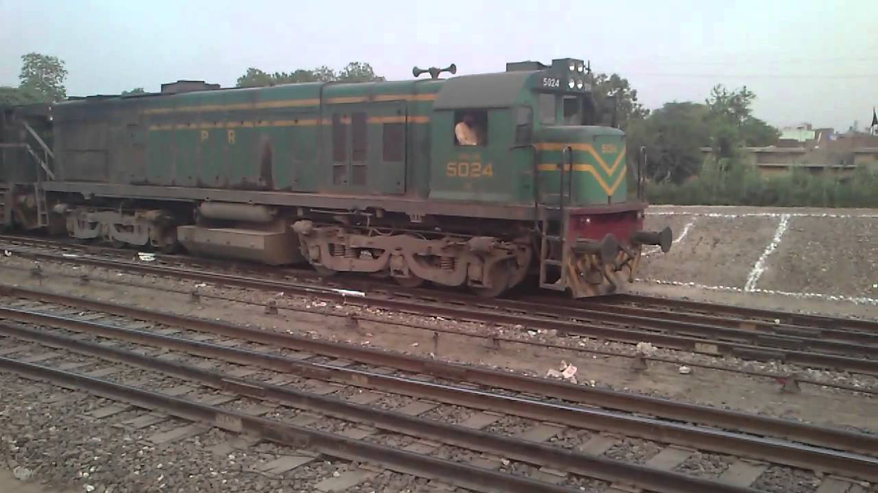 Pakistan Railway GRU-20 5024 hauling HBU-20 8035 - YouTube