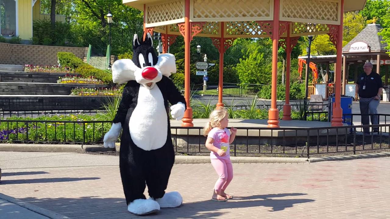 Maggie dancing at six flags great America #3 - YouTube