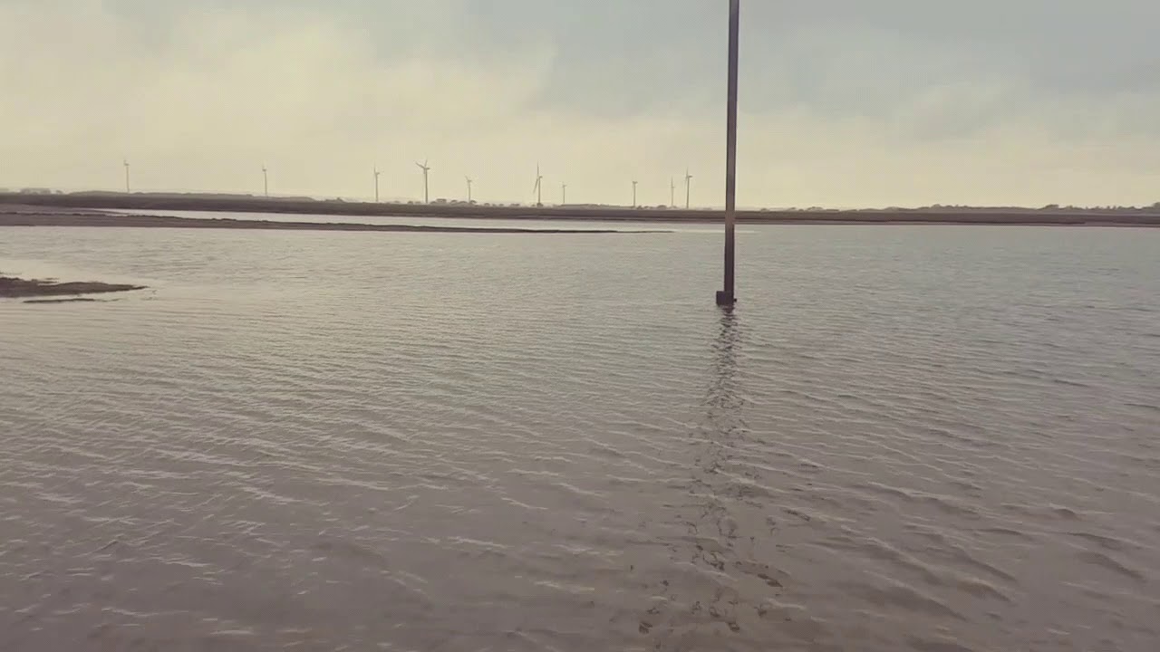 So peaceful drifting back with the tide from Tetney lock - YouTube