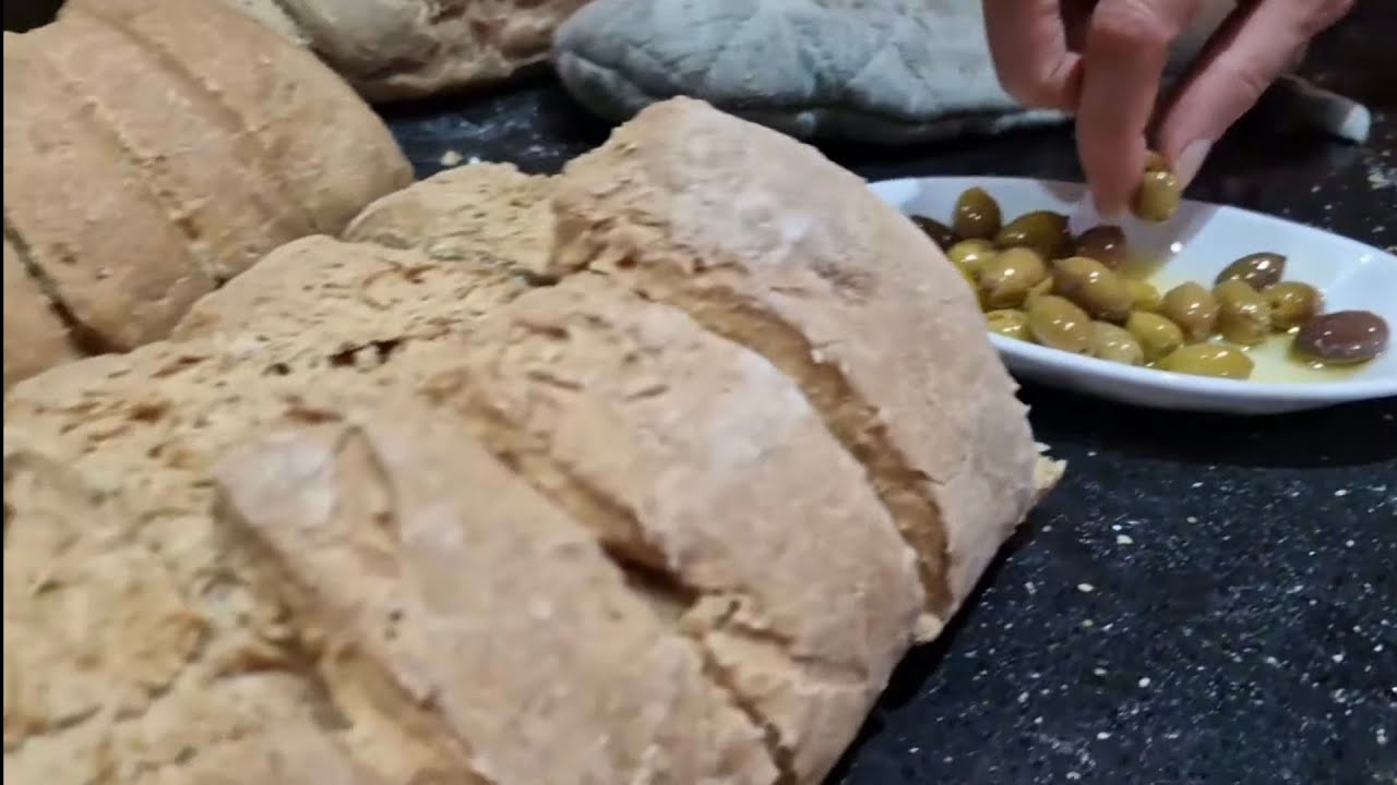 Τρία μυστικά για καλό ψωμί στον ξυλοφουρνο.. καλό προζύμι καλό ζύμωμα ...