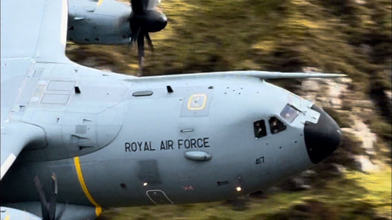 MACHLOOP! ROYAL AIR FORCE A400M PILOT GAVE US A WAVE 👋 🤙 - YouTube