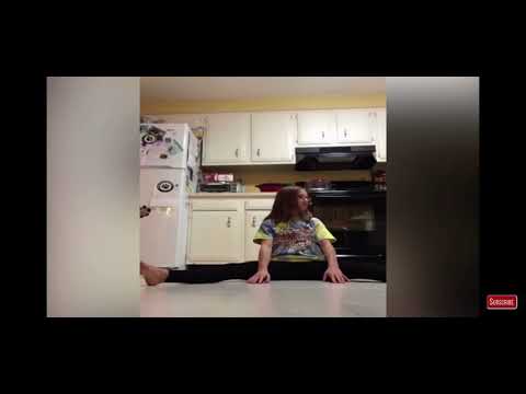Dad farts while his daughter does a handstand