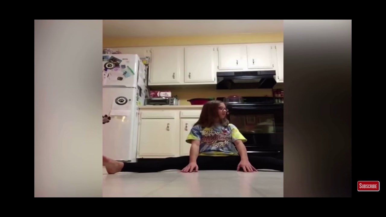 Dad farts while his daughter does a handstand - YouTube