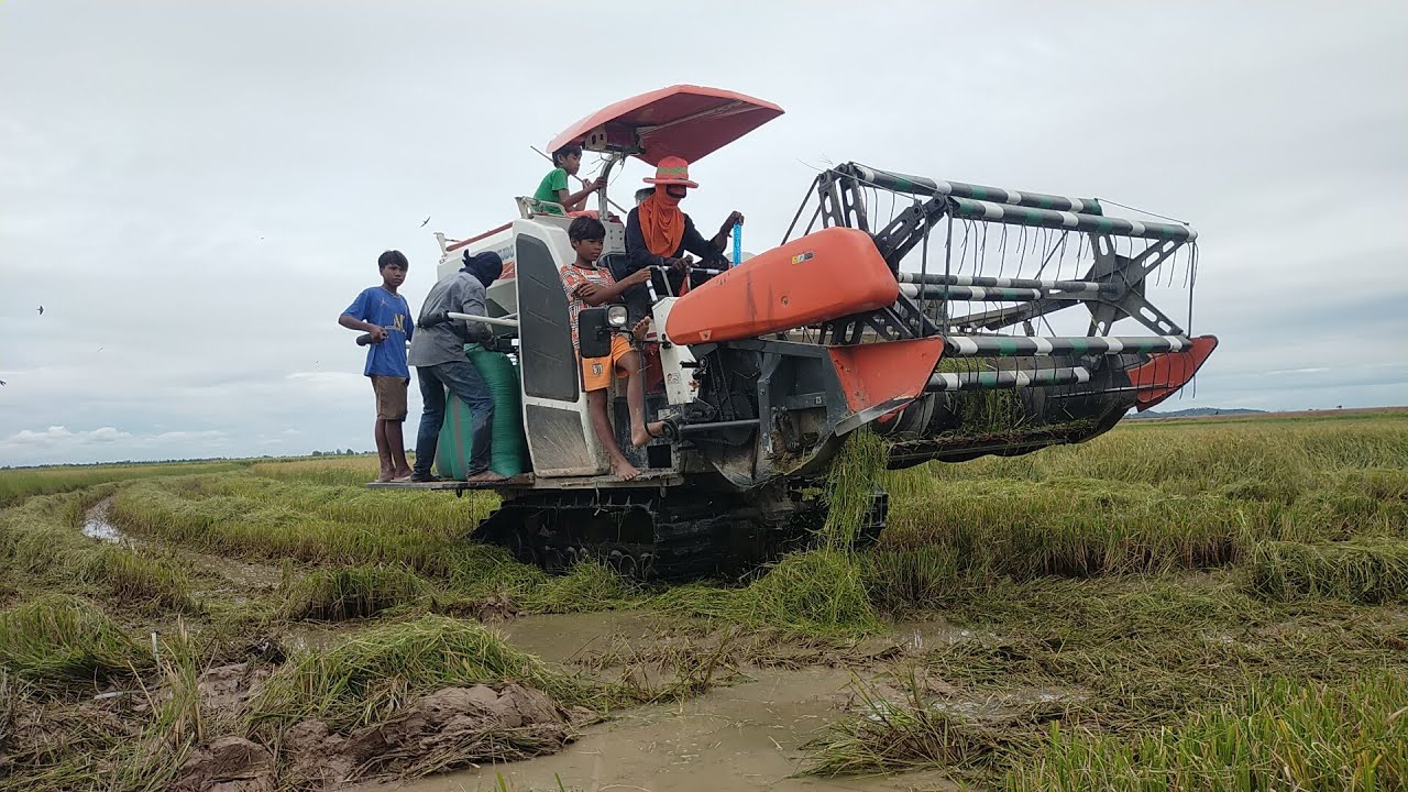 Powerful Kubota machine DC - 70 , largest Combine Harvester , in HD ...