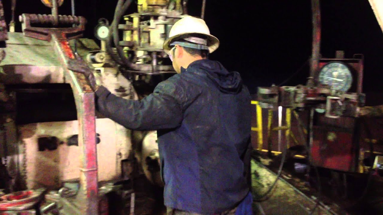 Laying down drill pipe - YouTube