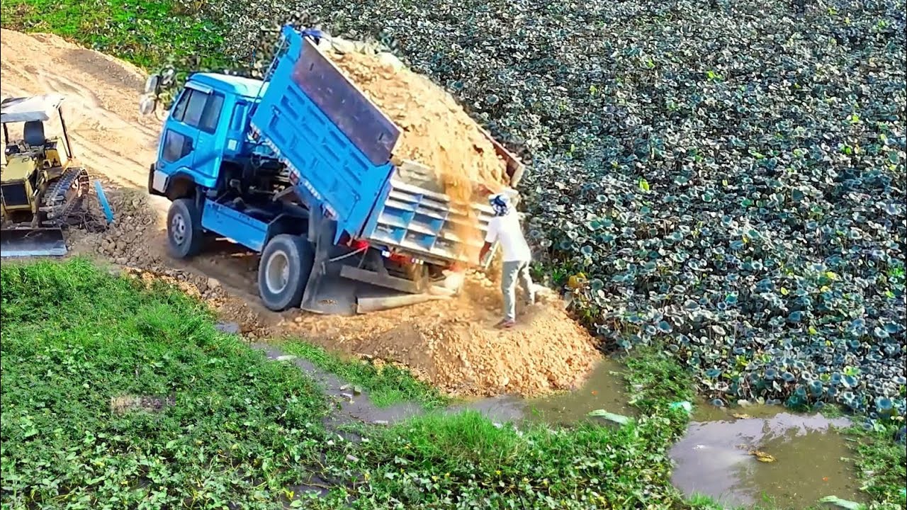 Full Video!Incredible!Dump Truck Back Riserve Overturned Fail In Pond,Skill Small Excavator ...
