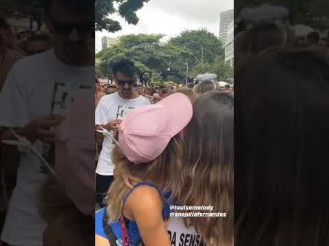 Lésbicas em beijo triplo no Carnaval do Rio - Blocos de rua - Lindas se beijando