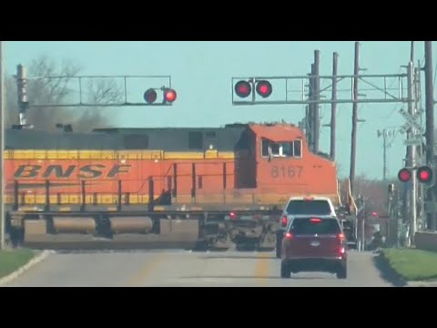 BNSF 8167 Leads an Intermodal through Galesburg, IL - YouTube
