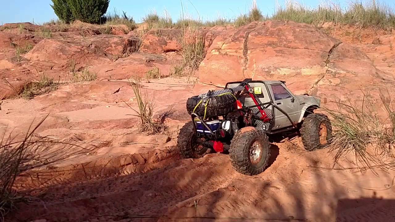 Axial SCX10II Toyota Hilux - YouTube