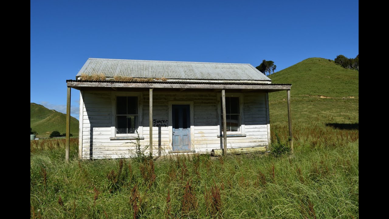 Abandoned house in the middle of Nowhere - YouTube