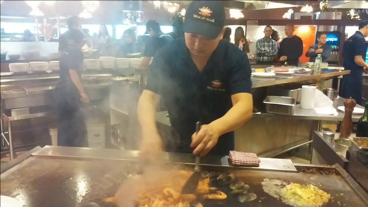 Skilled Teppanyaki Chef Making Shrimp & Mussels - YouTube