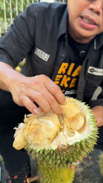 Durian enak sarapan pagi Pinggir Jalan Linggau - YouTube
