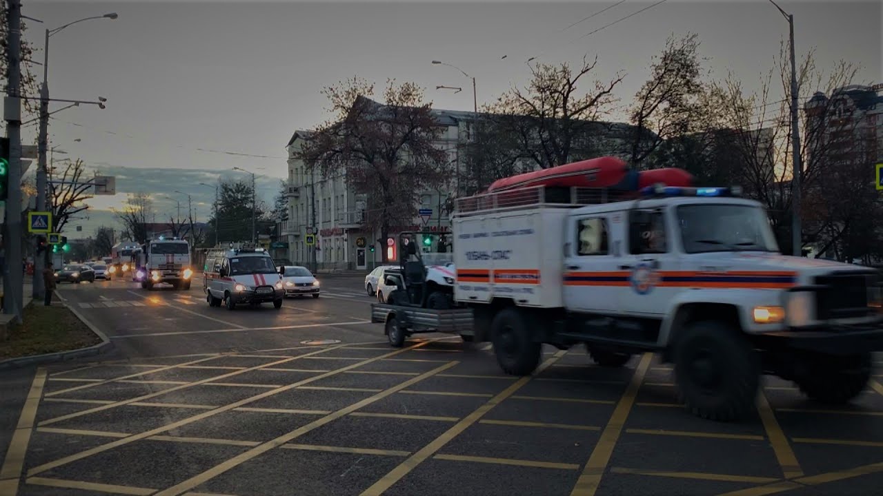 Convoy rescue truck, blue lights - YouTube