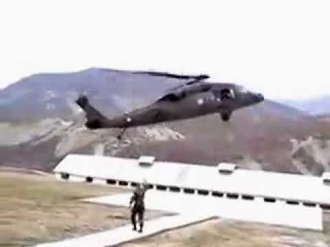 Tunceli'de operasyon dönüşü Mehmetçiği taşıyan helikopterin kalkışı sırasında yaptığı gösteri